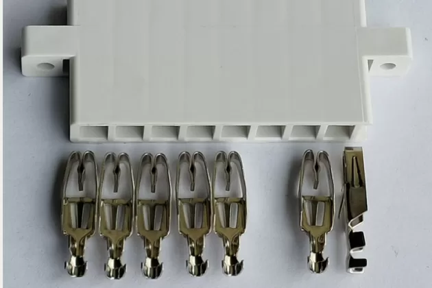 Đầu Kết Nối Hot Runner Controller 8 Chân Và 7 Đầu Bấm